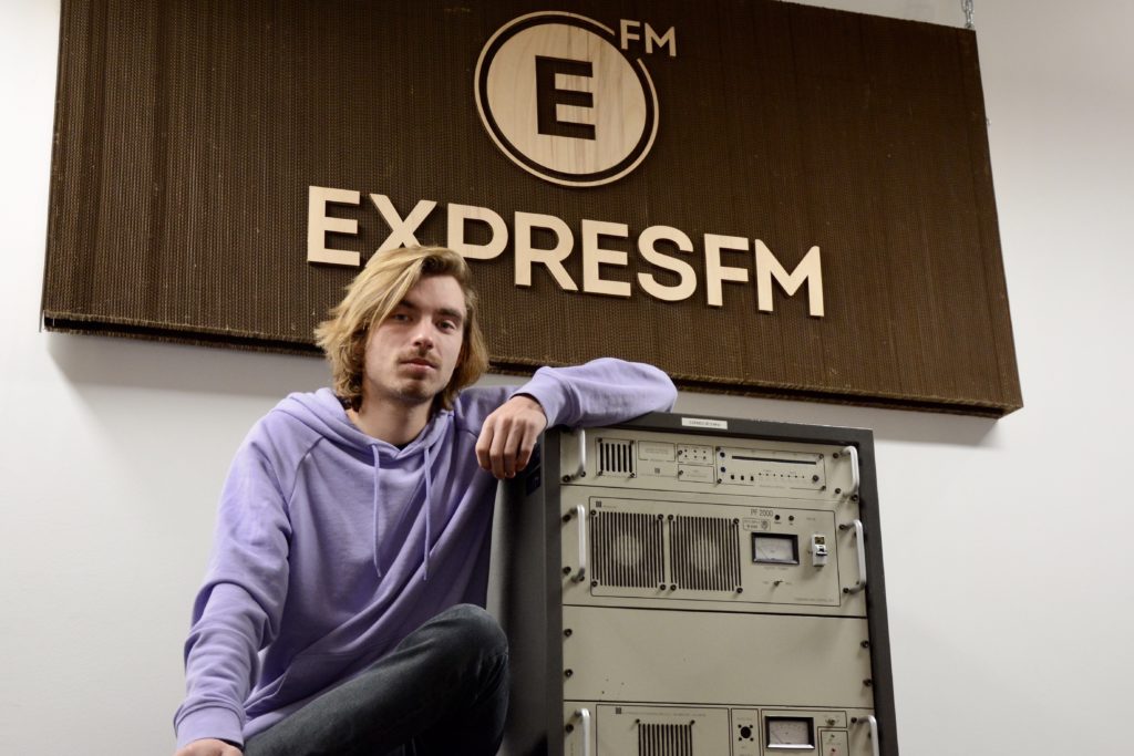 Posloucháte Expres FM? Rádio má novou večerní show - neverdie.cz