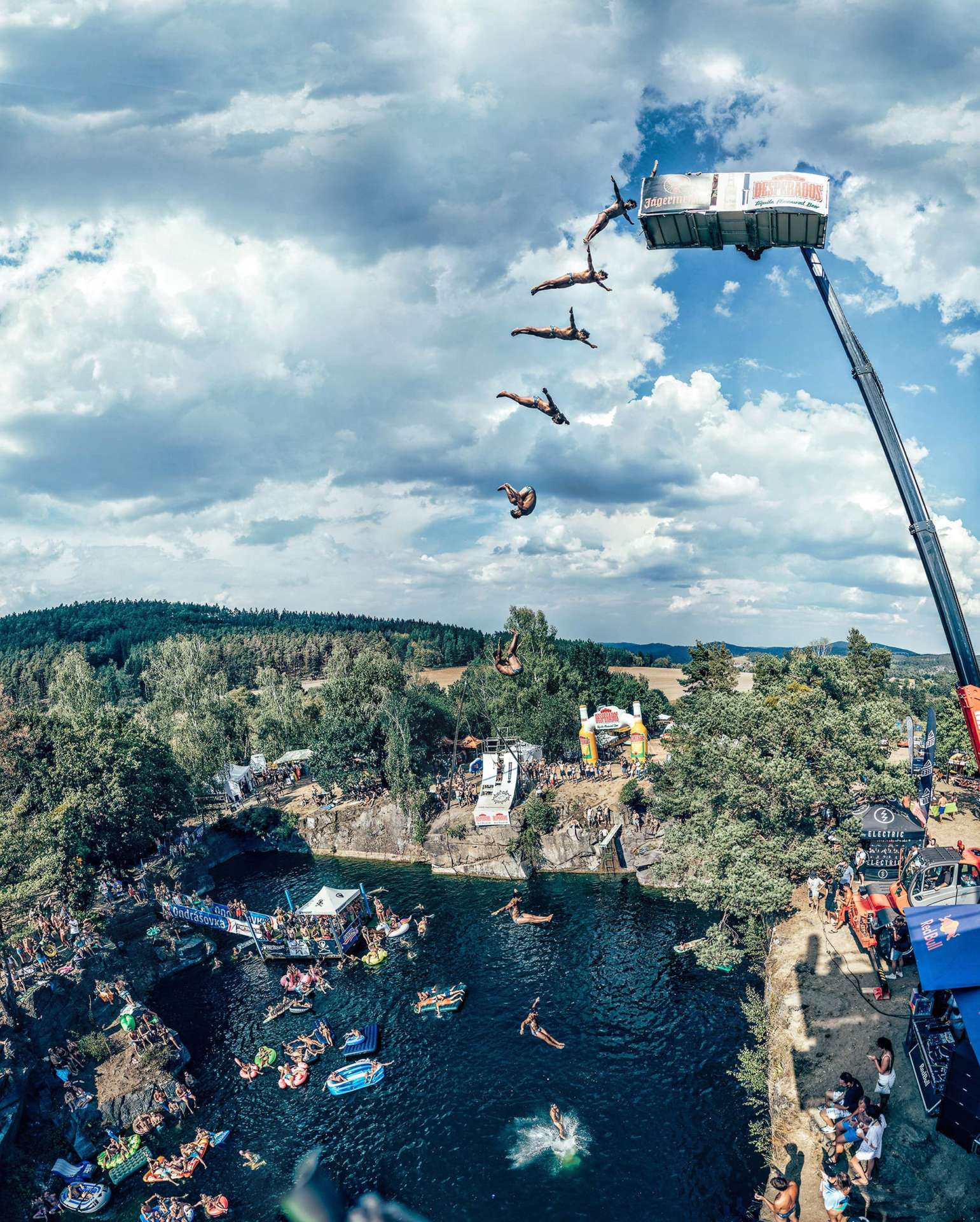 Cliff divingové závody High Jump lákají na světové hvězdy a hudební ...